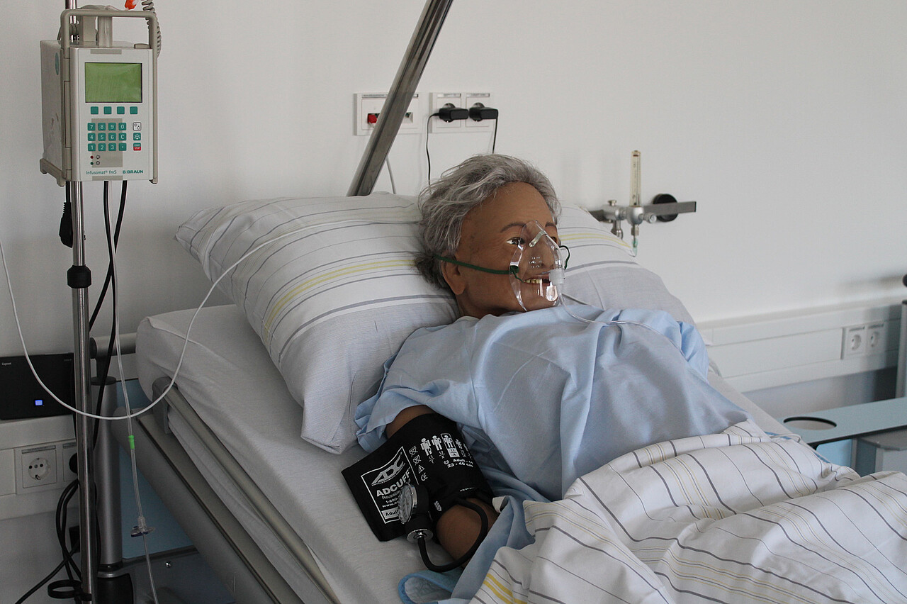 Hightech-Pflegesimulator: Nursing Anne im Einsatz | FH Salzburg